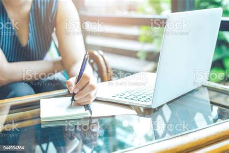 비즈니스 여자 손 펜으로 메모장에 작성 하 고 랩톱 컴퓨터를 사용 하 여 쓰기에 대한 스톡 사진 및 기타 이미지 쓰기 편지