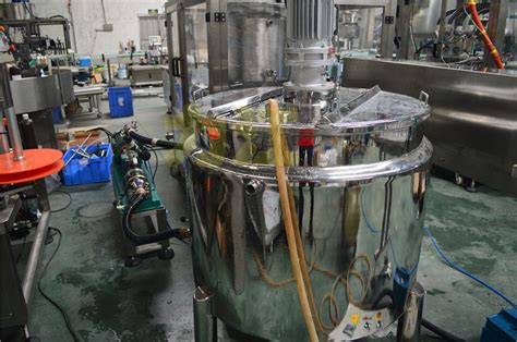 全自动辣椒酱灌装封口机 流水线生产老干妈玻璃瓶辣椒酱灌装机 阿里巴巴