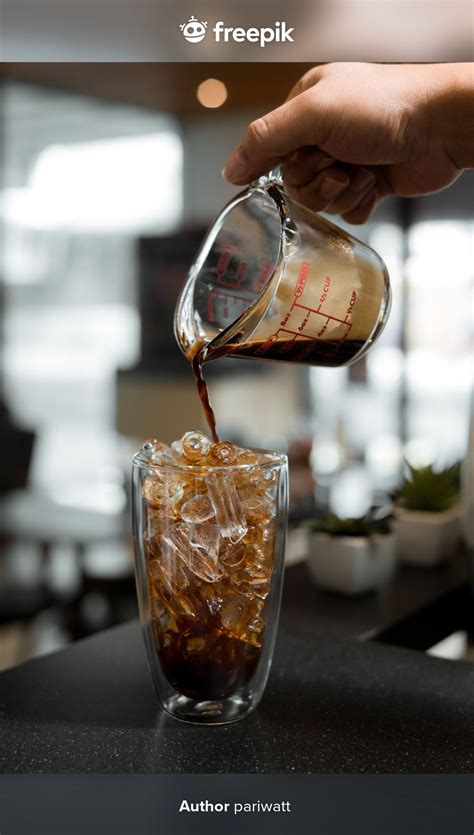 Бариста наливает кофе в стакан Премиум Фото Бариста Кофе Стакан