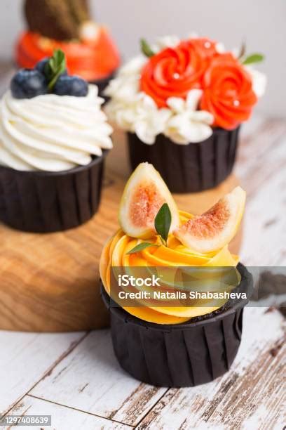 초콜릿 크림과 과자를 곁들인 컵케이크 나 머핀 케이크 축하 맛있는 디저트 클로즈업 0명에 대한 스톡 사진 및 기타 이미지 0
