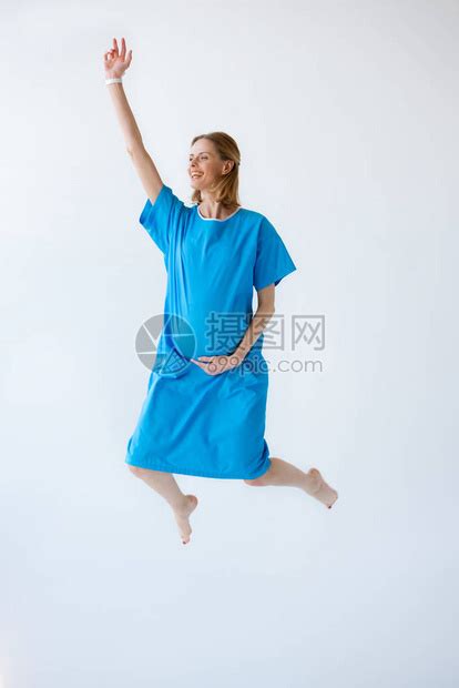 愉快的caucasians孕妇抚摸她的肚子高清图片下载 正版图片502702794 摄图网