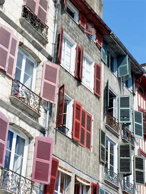 Fachadas Clásicas Y Coloridas De Bayona French Ventanas Y Balcones Con