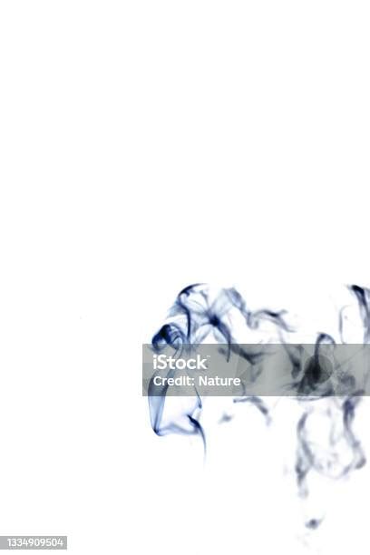 얼음 연기 질감 흰색 배경에 격리 된 추상 안개 검은 색 천연 증기 연기 효과 따뜻한 따뜻한 음식을 위해 물 연기 개념을
