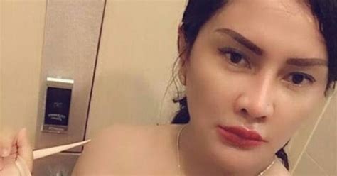 Cerita Dewasa Tante Kesepian Yang Lagi Masturbasi ~ Malam Mistik
