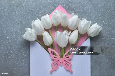 봄 평면 누워 회색 질감 된 배경에 흰색과 분홍색 봉투에 흰색 튤립 0명에 대한 스톡 사진 및 기타 이미지 0명 3월 8 Istock