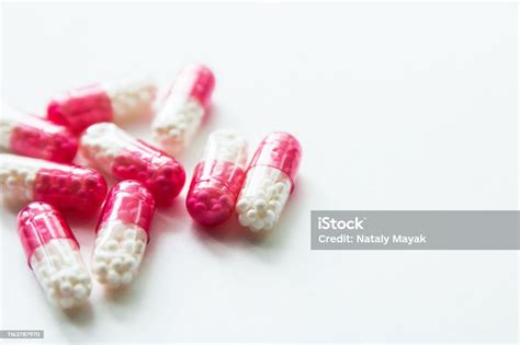흰색 배경에 격리 된 분홍색 캡슐 텍스트용 카피스페이스 선택적 초점 상단 보기 진통제 건강 중독의 개념의 치료를위한 알약 가격에 대한 스톡 사진 및 기타 이미지 Istock