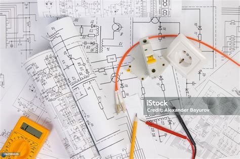 회로 차단기 및 멀티미터가 있는 종이 전기 엔지니어링 도면 0명에 대한 스톡 사진 및 기타 이미지 0명 개발 공학
