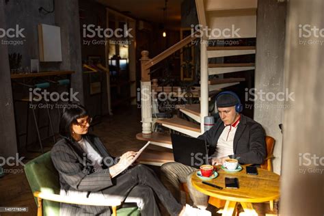 노트북으로 작업하는 도시 청년 커피 숍에서 스케치 패드에서 그리는 여성 20 24세에 대한 스톡 사진 및 기타 이미지 20 24세 2명 그리기 Istock