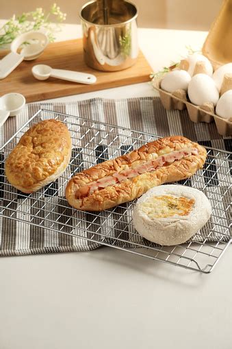 홈메이드 구운 베이커리 또는 디저트 줄무늬 플레이스매트의 냉각 랙에 다양한 홍콩 스타일의 빵이나 롤빵 계란 식기 등 일부 재료 갈색에 대한 스톡 사진 및 기타 이미지