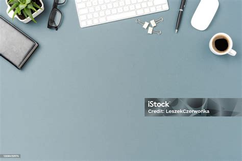 Офисный Рабочий Стол С Компьютером И Аксессуарами — стоковые фотографии и другие картинки