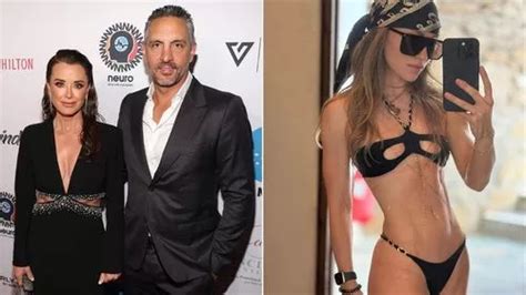 Mauricio Umansky S New Mystery Woman Unmasked After Steamy Airport Make Out The Mirror US