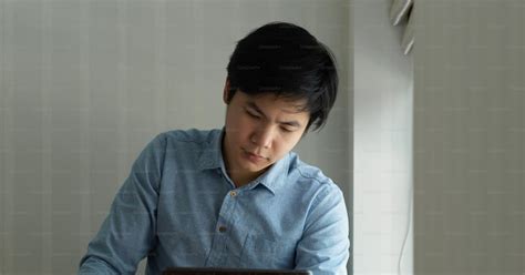 그의 집에서 계단에 앉아 편안하게 디지털 태블릿을 사용하는 남자의 초상화 사진 Unsplash의 마루 이미지