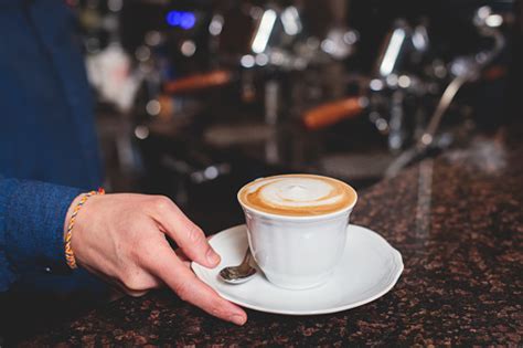 커피 하우스 바의 커피 머신에서 일하는 바리스타 카푸치노 또는 라떼를 만드는 바텐더 바텐더 카페 카운터에서 커피 음료를 준비하는 바텐더의 모습 고객에 대한 스톡 사진 및