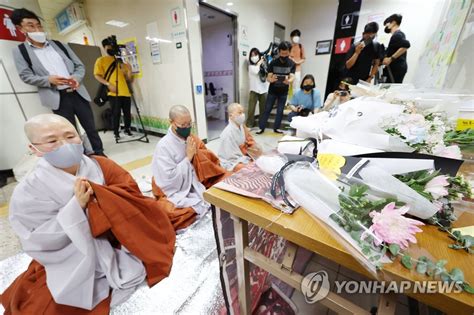 희생자 추모하는 스님들 연합뉴스