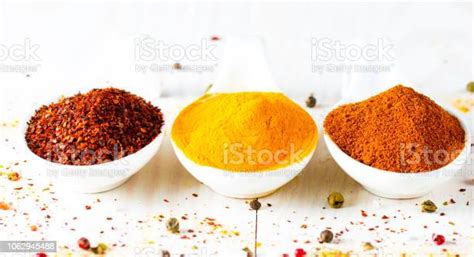 나무로 되는 숟가락에는 향신료 허브입니다 카레 사프란 심 황 로즈마리 계 피 마늘 고추 아니 스 나무 소박한 배경에 향신료와 허브의 컬렉션입니다 소금 파프리카입니다 공간에