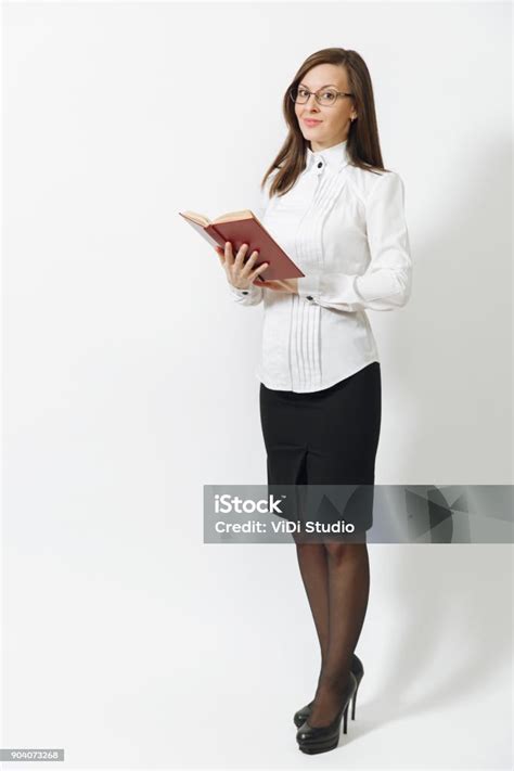 아름 다운 유럽 젊은 웃는 갈색 머리 여자 흰 셔츠 검은 치마 흰색 배경에 고립 된 빨간 책과 안경의 전체 길이입니다 관리자 작업자 학생입니다 광고에 대 한 공간을 복사