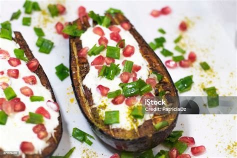 석류 골 파 마늘 요구르트 소스와 구운된 가지 흰색 배경입니다 상위 뷰 구이에 대한 스톡 사진 및 기타 이미지 구이 굽기 마늘 Istock