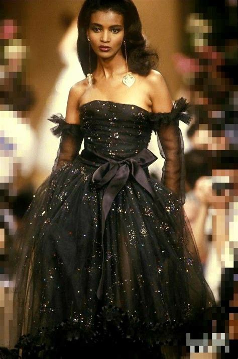 Pin By Ilde On Leleganza Degli Anni 90 Runway Fashion Fashion Show