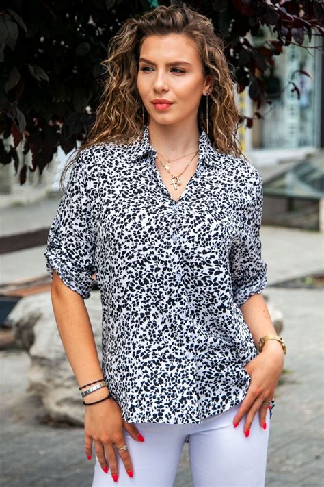 Дамска риза на малки цветя с навиващи се ръкави