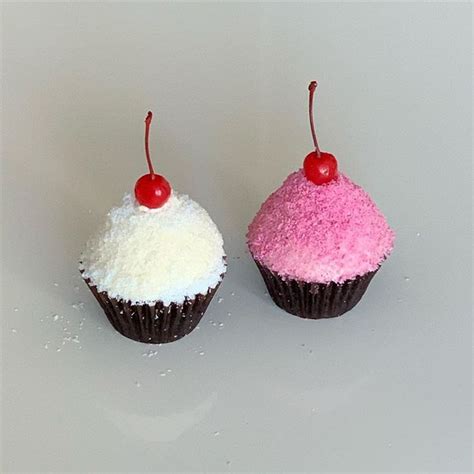 화이트데이💚 캔디컵케이크 예약 받습니다 바닐라캔디와 딸기레몬캔디 컵케이크 구성이고 작고 알록달록한 캔디가 시트에 콕콕 박혀있어서 사랑스러운 컵케이크 입니다 여자