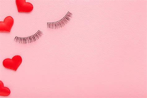 빨간 하트 모양과 밝은 분홍색 테이블 배경에 진한 검은 색 인조 속눈썹 파스텔 색상 근접 촬영 텍스트를 위한 빈 공간입니다 하향식 보기 0명에 대한 스톡 사진 및 기타