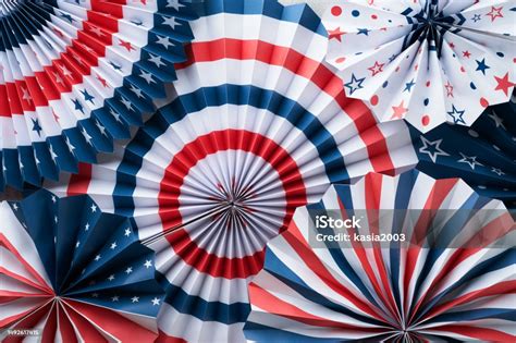 7 월 4 일 배경 미국 종이 팬 빨강 파랑 흰색 별 회색 오래된 콘크리트 벽 배경에 색종이 조각 행복한 노동절 독립 기념일