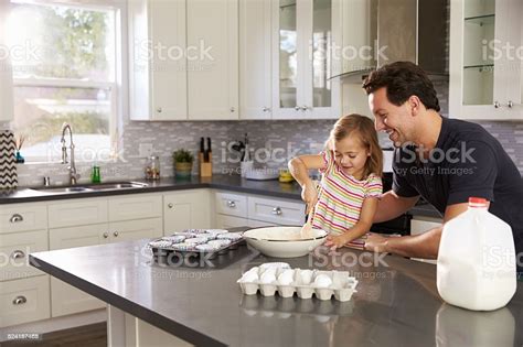 코카서스인 여자아이 및 아빠 베이킹 발허리뼈와 부엌에서 이동식 조리대에 대한 스톡 사진 및 기타 이미지 이동식 조리대 2명 가정 생활 Istock