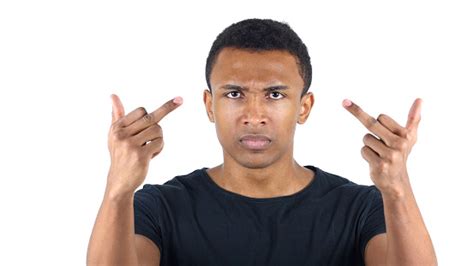 Foto De Homem Afroamericano Mostrando Dedo Do Meio E Mais Fotos De