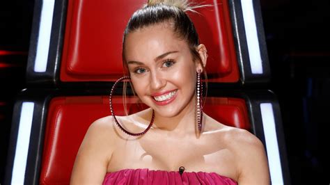 Miley Cyrus Wore A Huge Hot Pink Dress On The Voice And People Are