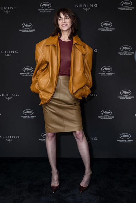 En Mini Robe En Cuir à Longue Traîne Charlotte Gainsbourg Fait