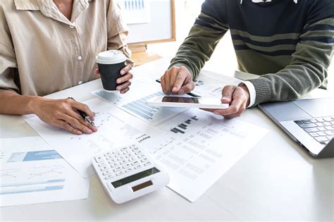 비즈니스 캐주얼 매니저 발표 및 회사 성장 프로젝트 성공 재무 통계 전문 투자자 작업 시작 프로젝트 와 문서와 함께 토론 2명에