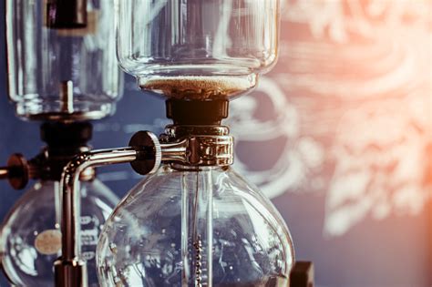 커피 드립 컨셉 양조 필터링 된 커피 또는 부 위에 볶은 원두 커피 지상 커피 콩 필터 오래 된 전통에 포함 된에 따르는 온수를