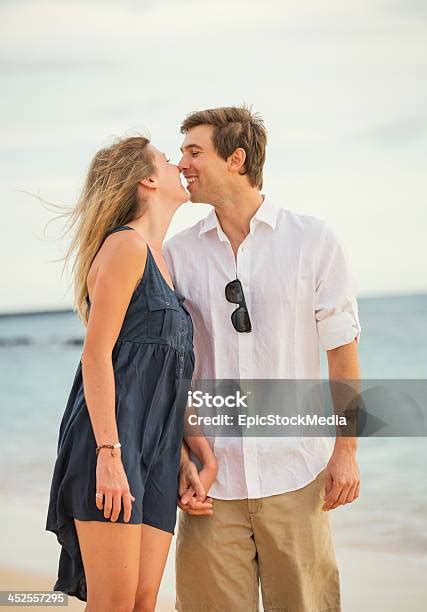 행복함 낭만적임 커플입니다 뺨에 키스 비치 해질녘까지 걷기에 대한 스톡 사진 및 기타 이미지 걷기 경관 남자 Istock