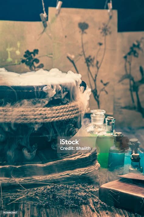 두루마리와 책으로 할로윈을위한 위쳐 가마솥의 클로즈업 0명에 대한 스톡 사진 및 기타 이미지 0명 가마솥 고대의 Istock