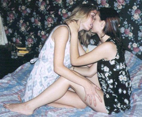 Girls Kissing Porn Pic