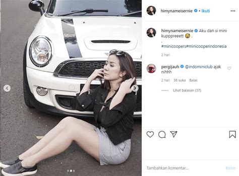 Tak Cuma Pemersatu Bangsa Tante Ernie Ternyata Jago Ngocok Perut Lewat Caption Lucu Kapanlagi Com