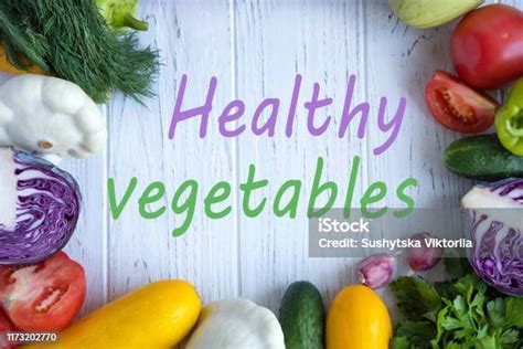 신선한 야채 양배추 호박 호박 호박 토마토 오이 딜 파슬리와 가벼운 나무 배경에 비문 유용한 야채 0명에 대한 스톡 사진 및 기타 이미지 Istock