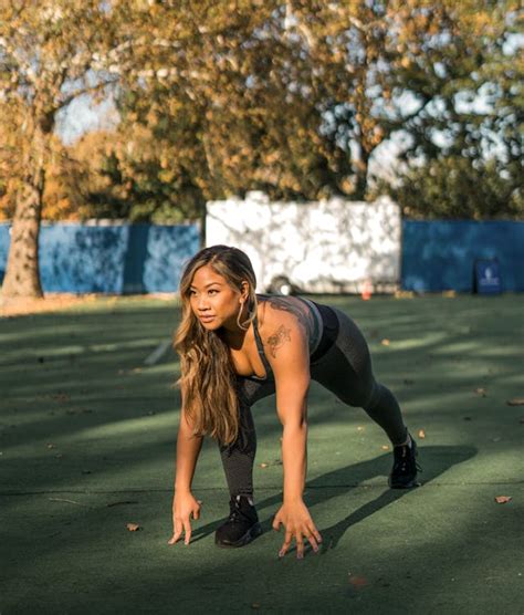 뉴욕 공원에서 야외 요가를 연습하는 여성 · 무료 스톡 사진