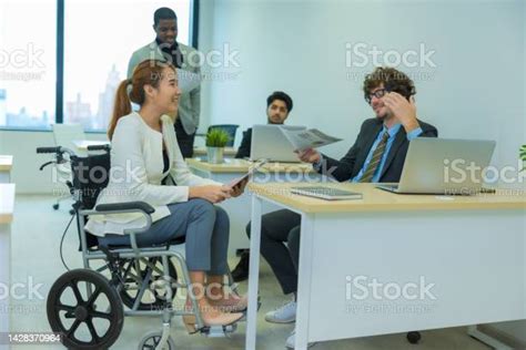 다양한 동료와 함께 사무실에서 일하는 휠체어를 사용하는 아시아 여성 건강관리와 의술에 대한 스톡 사진 및 기타 이미지 건강관리와 의술 경영자 기업 문화 Istock