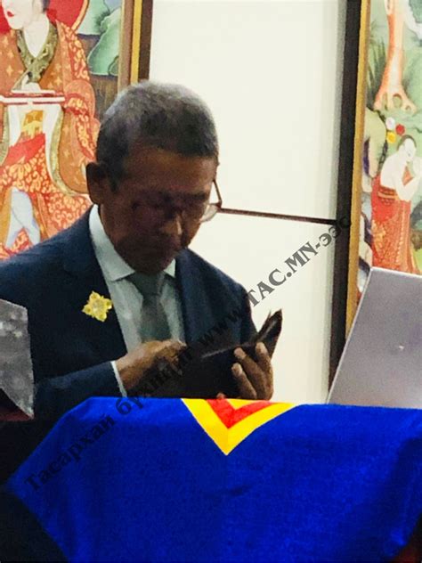 Зурхайч Л Тэрбиш эрдэм шинжилгээний хуралд илтгэл тавьж гялалзаж явна