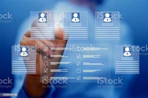 인적 자원 Hr 및 관리 개념입니다 직원은 온라인 설문조사 양식을 작성해야 합니다 클립보드에 체크리스트를 표시했습니다 It