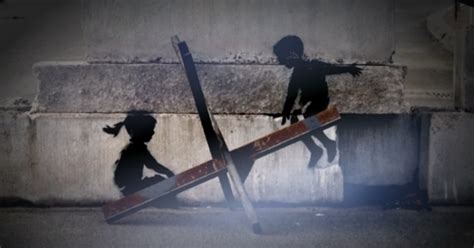 파괴된 우크라 마을 곳곳몰래 그려 놓은 위로의 벽화