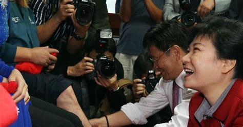 이주여성 발씻겨주는 박근혜