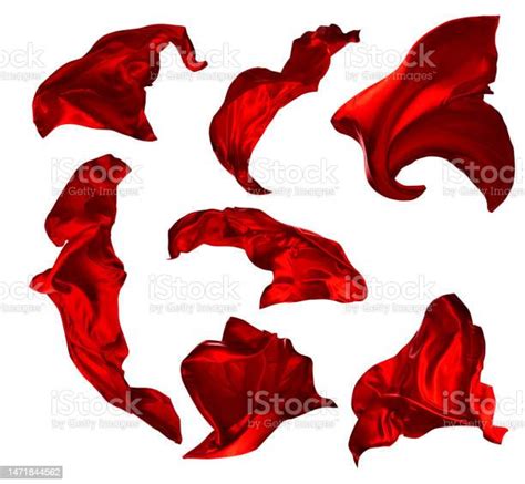 공중에서 날아 다니는 빨간 실크 천의 세트입니다 흰색 고립된 배경 위에 바람에 흔들리는 새틴 패브릭 추상 섬유 개체의 그룹입니다 펄럭이는 스카프 0명에 대한 스톡 사진 및