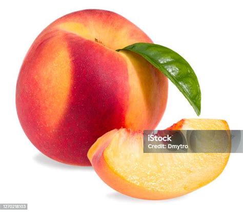 녹색 잎과 흰색 배경에 고립 된 슬라이스와 함께 열매를 복숭아 전체 필드 깊이 0명에 대한 스톡 사진 및 기타 이미지 0명 개체 그룹 건강한 생활방식 Istock