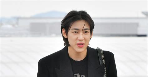 뱀뱀 미소 가득한 출국장 포즈 [포토엔hd]