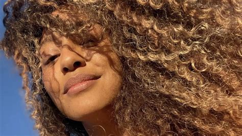 Sol De Vai Na Fé Sheron Menezzes Curte Dia De Praia De Biquíni Fio