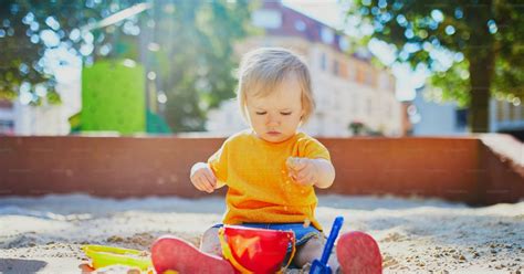 모래 구덩이의 놀이터에서 즐거운 시간을 보내는 사랑스러운 어린 소녀 모래 곰팡이를 가지고 놀고 진흙 파이를 만드는 유아 아이들을 위한 야외 창작 활동 사진