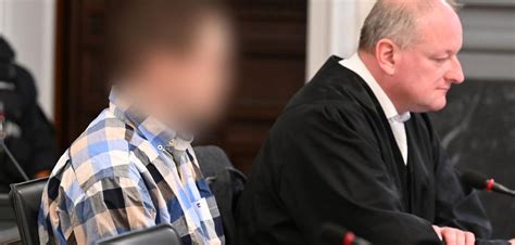 Drei Verwandte mit Axt erschlagen 28 Jähriger vor Gericht WELT