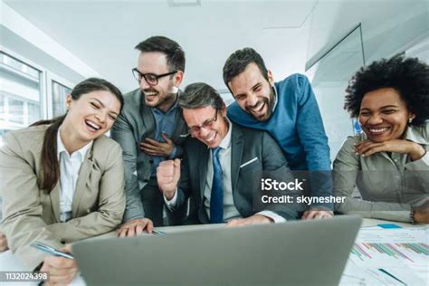 사무실에서 컴퓨터를 사용 하는 동안 재미 있는 쾌활 한 비즈니스 사람들의 팀 경영자에 대한 스톡 사진 및 기타 이미지 경영자 기업 문화 기업 비즈니스 Istock